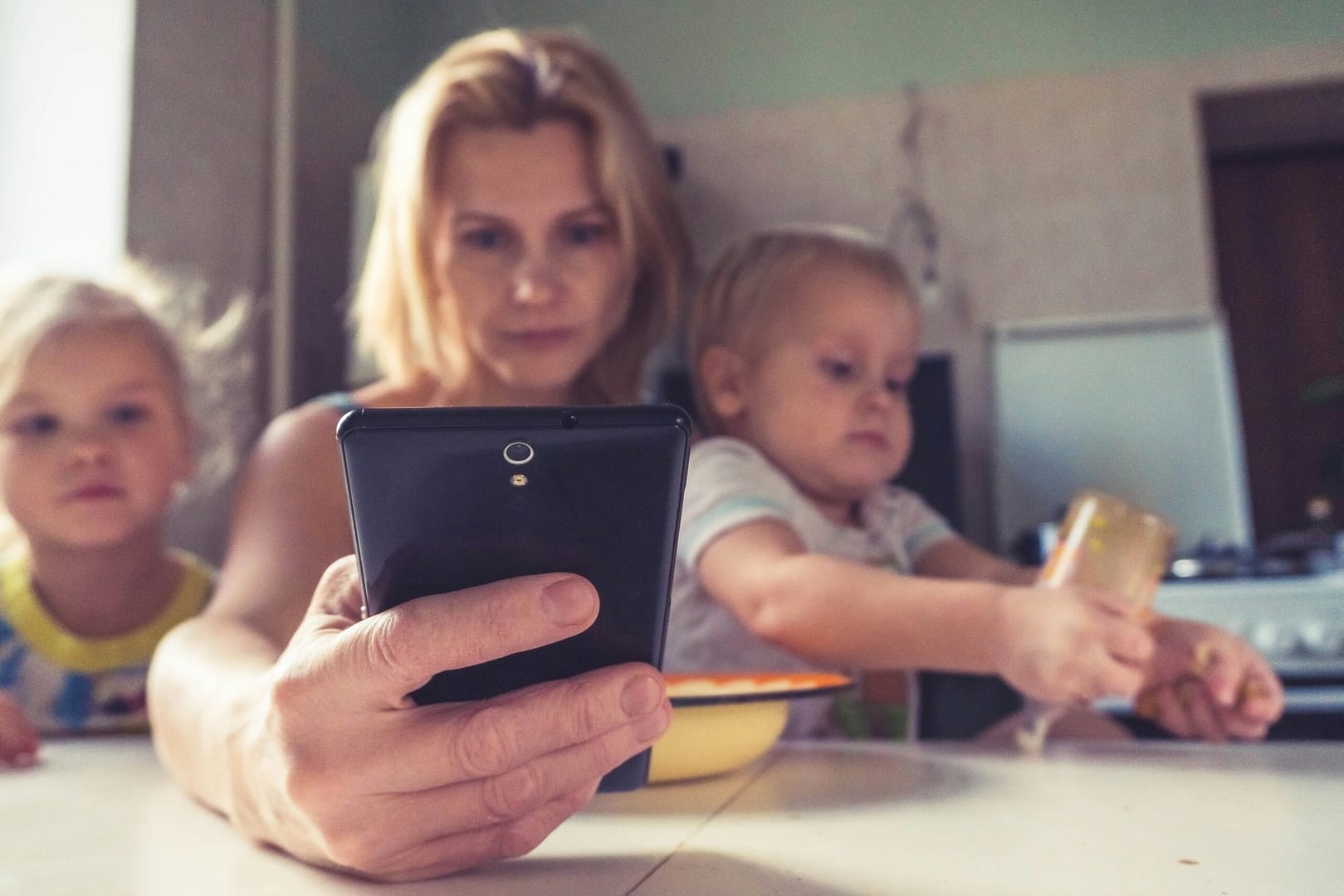Parents' Screen Time Harms Child Development: What New Research Shows ...